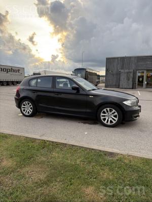 Melns BMW 118 2011 Rīga, ar dzinēja tilpumu 2.00 L un nobraukumu 327 tūkst. km par 4100 €, foto 4 vietnē AUTOMOTO.COM.LV