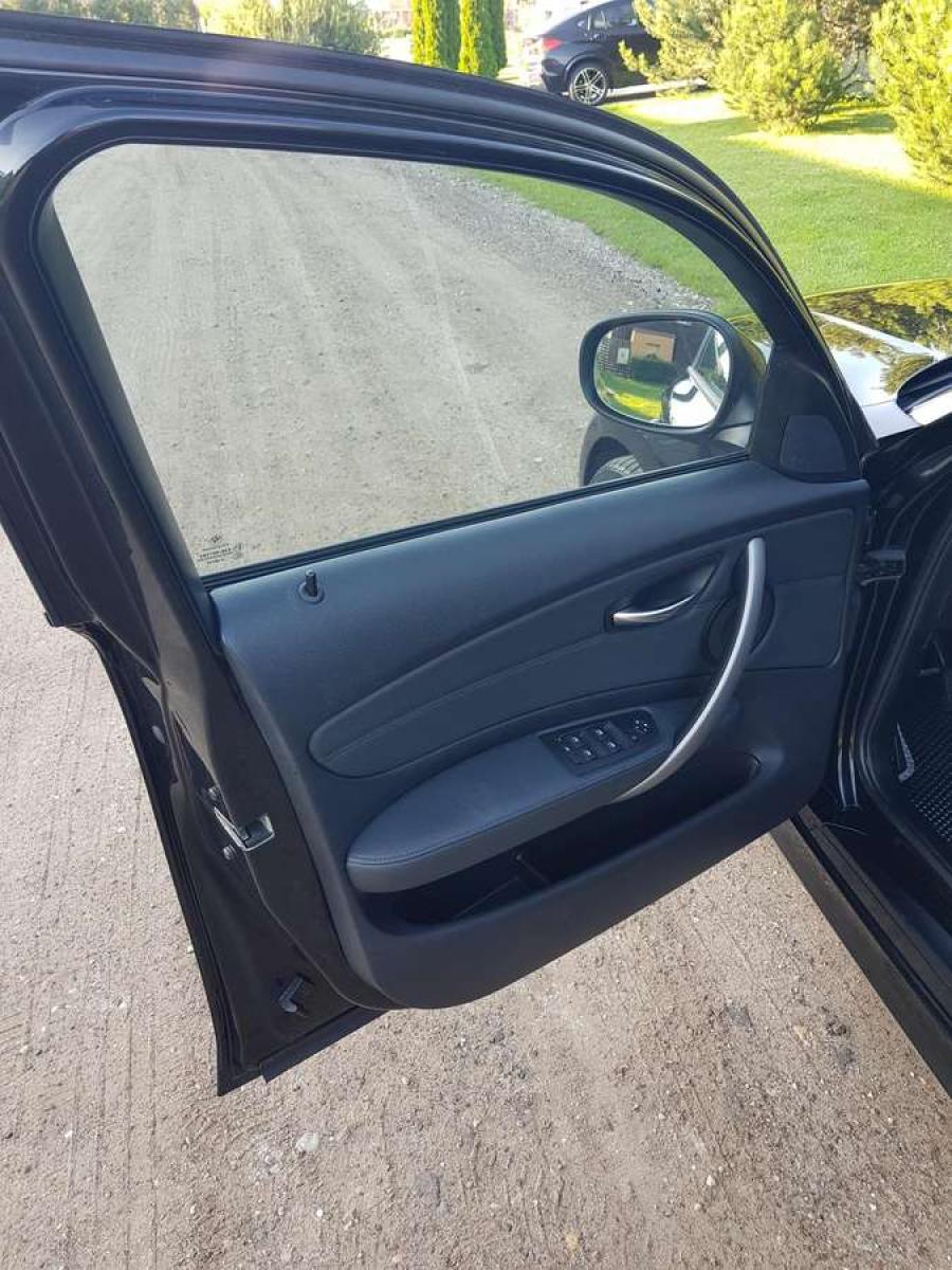 Black BMW 118 2011 in Kaunas, with an engine capacity of 2.00 L and mileage of 259 thousand km for 4400 €, photo 9 on AUTOMOTO.COM.LV