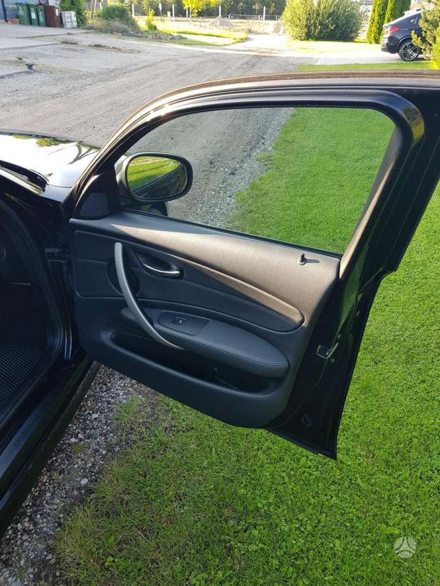 Black BMW 118 2011 in Kaunas, with an engine capacity of 2.00 L and mileage of 259 thousand km for 4400 €, photo 17 on AUTOMOTO.COM.LV