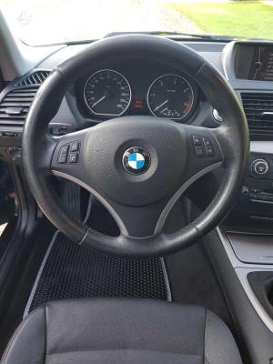 Black BMW 118 2011 in Kaunas, with an engine capacity of 2.00 L and mileage of 259 thousand km for 4400 €, photo 20 on AUTOMOTO.COM.LV