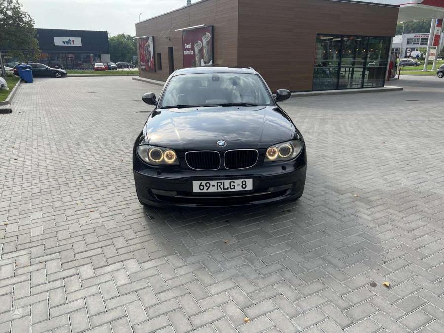 Black BMW 118 2011 in Alytus, with an engine capacity of 2.00 L and mileage of 360 thousand km for 4250 €, photo 4 on AUTOMOTO.COM.LV