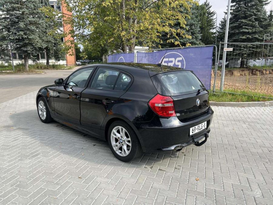 Black BMW 118 2011 in Alytus, with an engine capacity of 2.00 L and mileage of 360 thousand km for 4250 €, photo 5 on AUTOMOTO.COM.LV