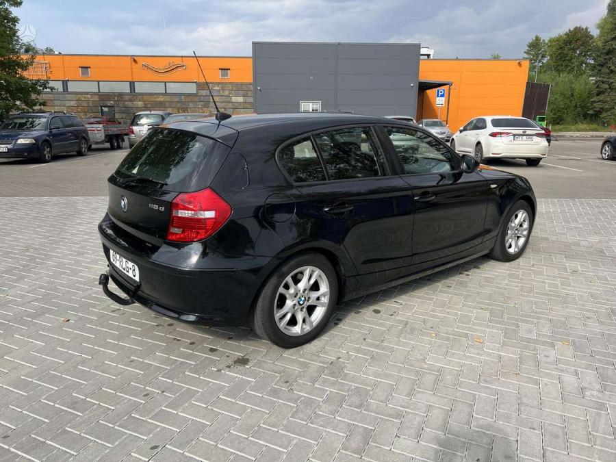 Black BMW 118 2011 in Alytus, with an engine capacity of 2.00 L and mileage of 360 thousand km for 4250 €, photo 6 on AUTOMOTO.COM.LV