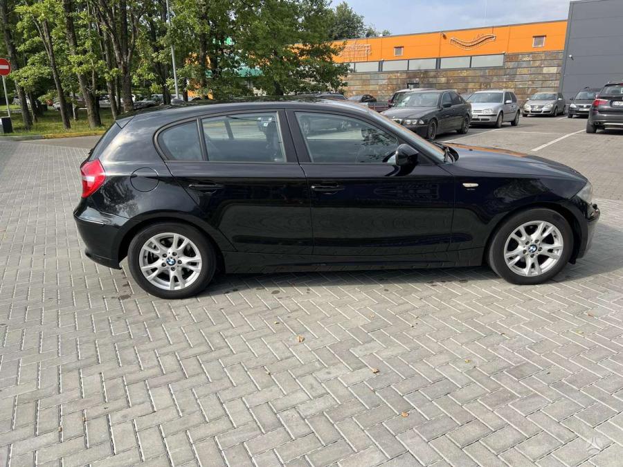 Black BMW 118 2011 in Alytus, with an engine capacity of 2.00 L and mileage of 360 thousand km for 4250 €, photo 8 on AUTOMOTO.COM.LV