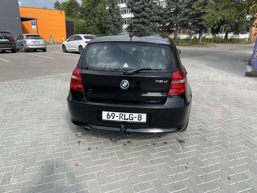 Black BMW 118 2011 in Alytus, with an engine capacity of 2.00 L and mileage of 360 thousand km for 4250 €, photo 9 on AUTOMOTO.COM.LV