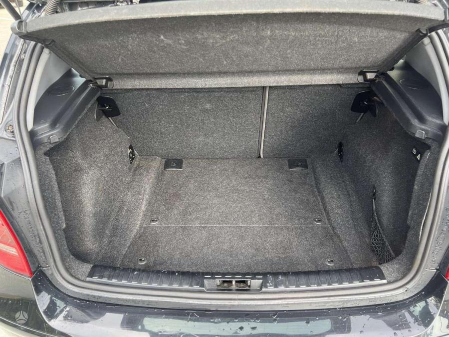 Black BMW 118 2011 in Alytus, with an engine capacity of 2.00 L and mileage of 360 thousand km for 4250 €, photo 18 on AUTOMOTO.COM.LV