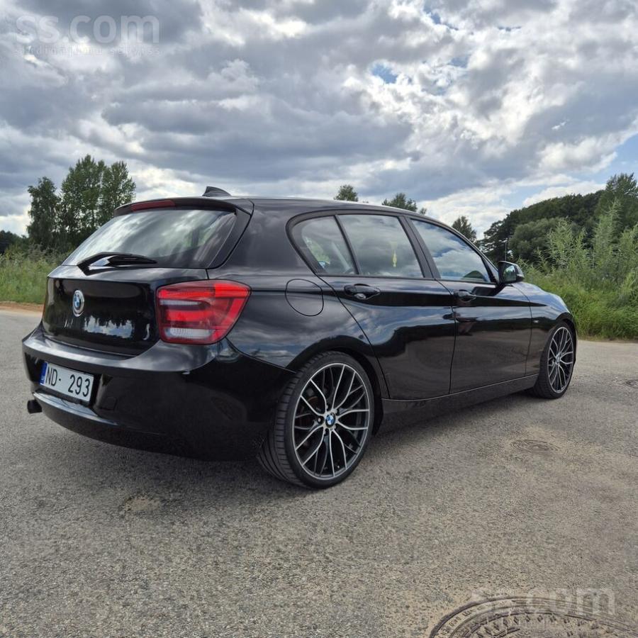 Black BMW 118 2011 in Riga, with an engine capacity of 2.00 L and mileage of 238 thousand km for 5750 €, photo 15 on AUTOMOTO.COM.LV
