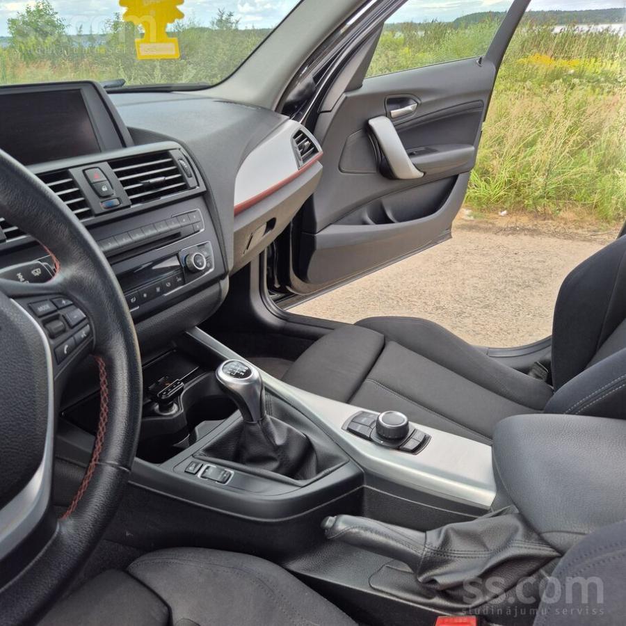 Black BMW 118 2011 in Riga, with an engine capacity of 2.00 L and mileage of 238 thousand km for 5750 €, photo 19 on AUTOMOTO.COM.LV