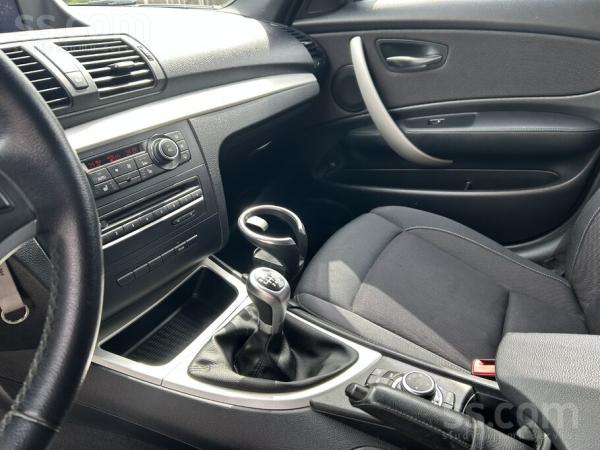 Black BMW 118 2011 in Jelgava, with an engine capacity of 2.00 L and mileage of 261 thousand km for 3000 €, photo 6 on AUTOMOTO.COM.LV