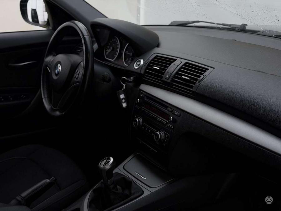 Melns BMW 118 2011 Viļņa, ar dzinēja tilpumu 2.00 L un nobraukumu 328 tūkst. km par 3400 €, foto 16 vietnē AUTOMOTO.COM.LV