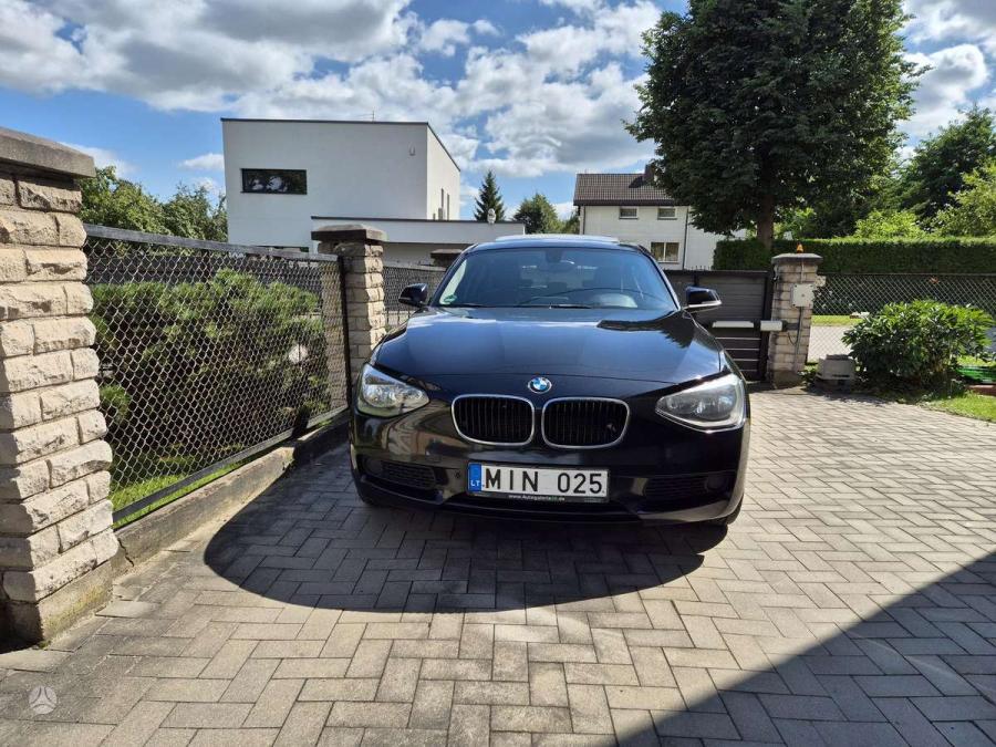 Black BMW 118 2012 in Vilnius, with an engine capacity of 2.00 L and mileage of 280 thousand km for 5500 €, photo 1 on AUTOMOTO.COM.LV