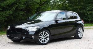 Black BMW 118 2012 in Kretinga, with an engine capacity of 2.00 L and mileage of 139 thousand km for 6899 €, photo 3 on AUTOMOTO.COM.LV