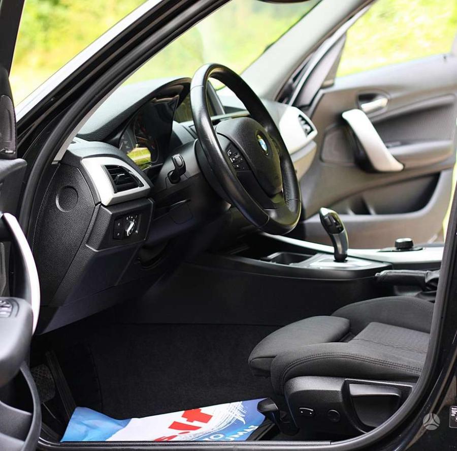 Black BMW 118 2012 in Kretinga, with an engine capacity of 2.00 L and mileage of 139 thousand km for 6899 €, photo 19 on AUTOMOTO.COM.LV