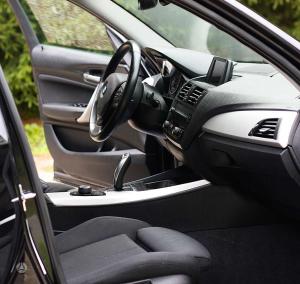 Black BMW 118 2012 in Kretinga, with an engine capacity of 2.00 L and mileage of 139 thousand km for 6899 €, photo 35 on AUTOMOTO.COM.LV