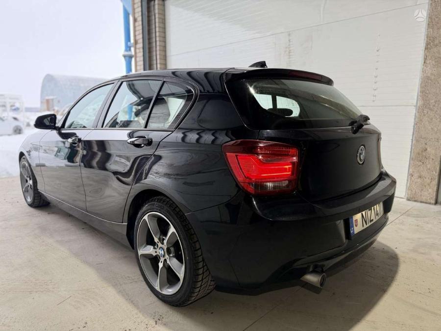 Melns BMW 118 2013 Kauņa, ar dzinēja tilpumu 2.00 L un nobraukumu 297 tūkst. km par 6200 €, foto 4 vietnē AUTOMOTO.COM.LV