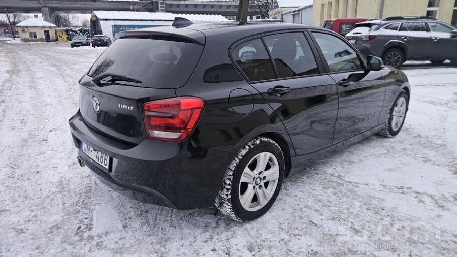 Black BMW 118 2013 in Riga, with an engine capacity of 2.00 L and mileage of 302 thousand km for 6500 €, photo 4 on AUTOMOTO.COM.LV