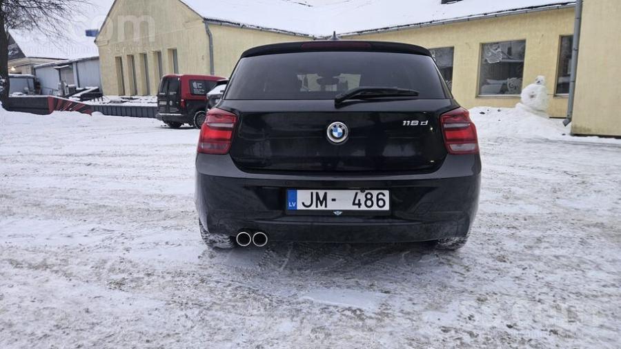 Black BMW 118 2013 in Riga, with an engine capacity of 2.00 L and mileage of 302 thousand km for 6500 €, photo 6 on AUTOMOTO.COM.LV