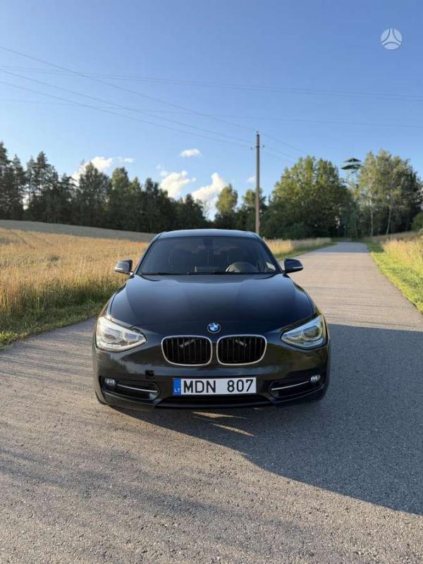 Black BMW 118 2013 in Svencionys, with an engine capacity of 2.00 L and mileage of 383 thousand km for 5500 €, photo 2 on AUTOMOTO.COM.LV