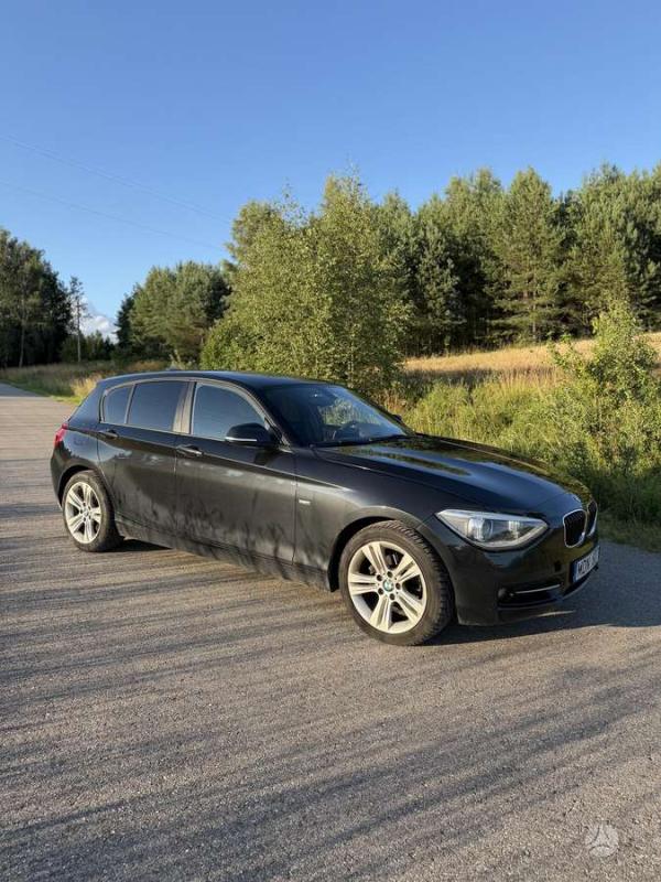 Black BMW 118 2013 in Svencionys, with an engine capacity of 2.00 L and mileage of 383 thousand km for 5500 €, photo 3 on AUTOMOTO.COM.LV