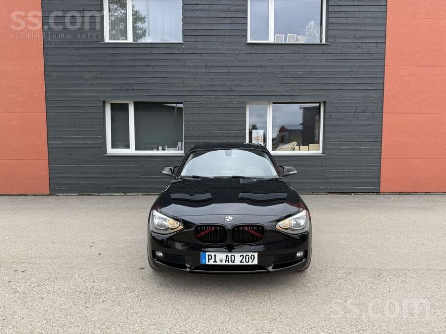 Black BMW 118 2014 in Cesis, with an engine capacity of 2.00 L and mileage of 252 thousand km for 7990 €, photo 2 on AUTOMOTO.COM.LV