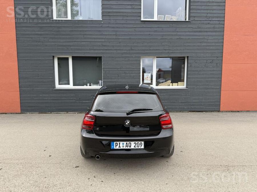 Black BMW 118 2014 in Cesis, with an engine capacity of 2.00 L and mileage of 252 thousand km for 7990 €, photo 5 on AUTOMOTO.COM.LV