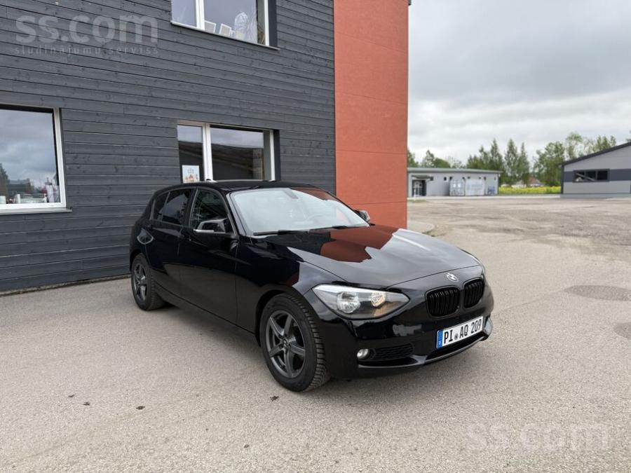 Black BMW 118 2014 in Cesis, with an engine capacity of 2.00 L and mileage of 252 thousand km for 7990 €, photo 20 on AUTOMOTO.COM.LV