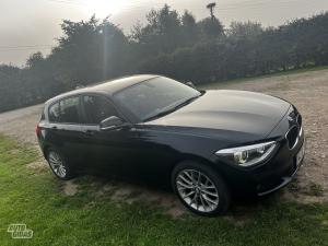 Black BMW 118 2015 in Kazlu Ruda, with an engine capacity of 2.00 L and mileage of 275 thousand km for 7000 €, photo 2 on AUTOMOTO.COM.LV