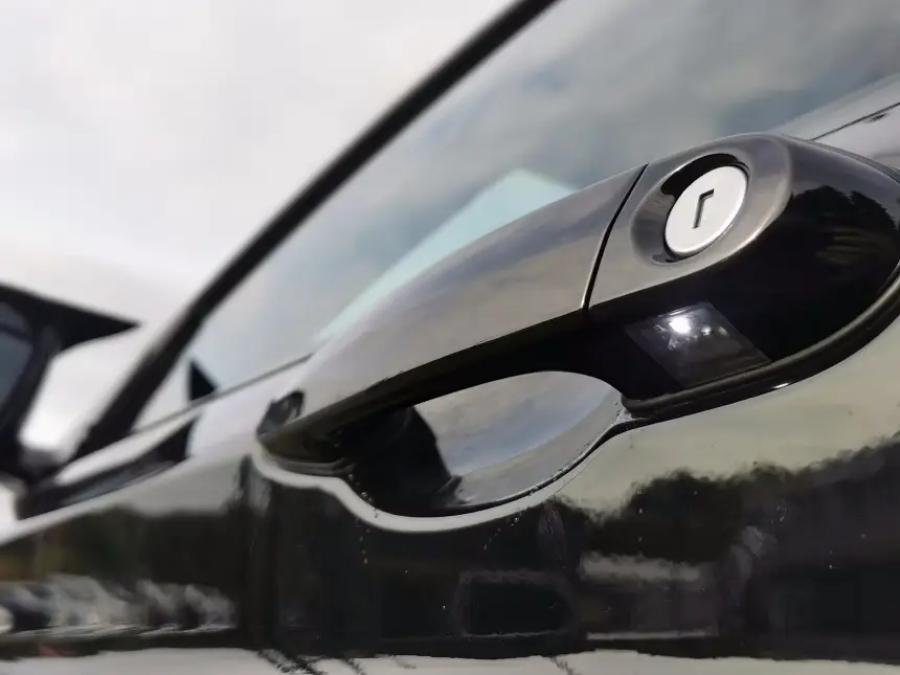 Melns BMW 118 2017 Kuldīga, ar dzinēja tilpumu 2.00 L un nobraukumu 230 tūkst. km par 13900 €, foto 24 vietnē AUTOMOTO.COM.LV