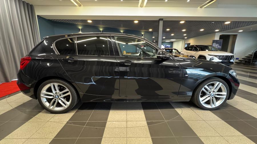 Black BMW 118 2017 in Riga, with an engine capacity of 2.00 L and mileage of 229 thousand km for 12990 €, photo 7 on AUTOMOTO.COM.LV