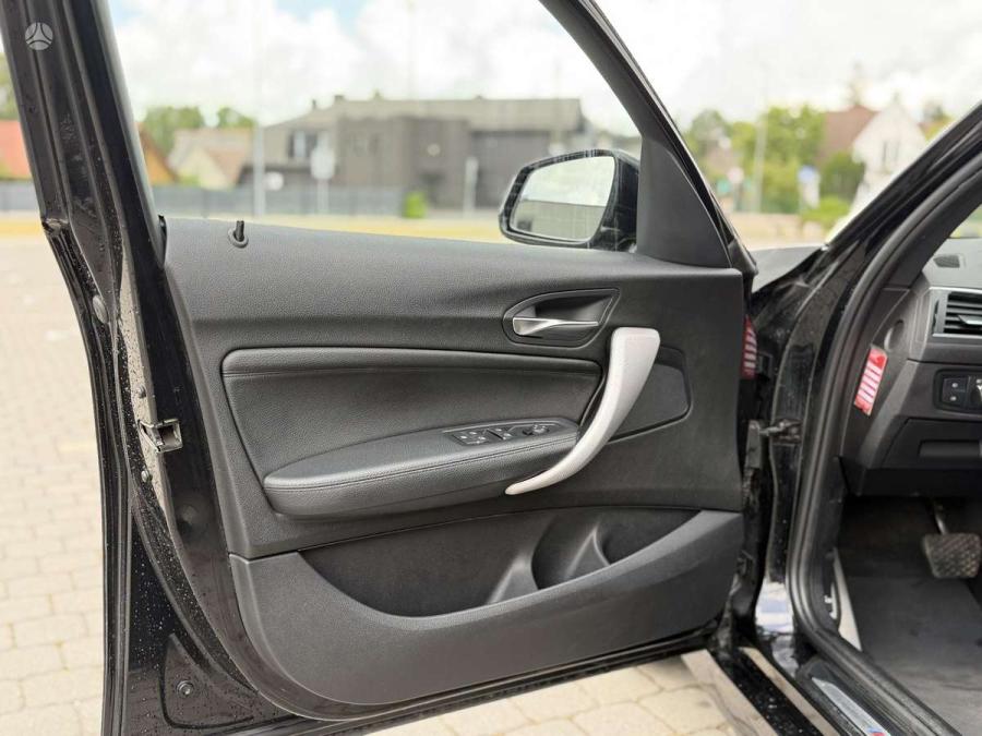 Melns BMW 118 2018 Viļņa, ar dzinēja tilpumu 1.50 L un nobraukumu 280 tūkst. km par 10200 €, foto 23 vietnē AUTOMOTO.COM.LV