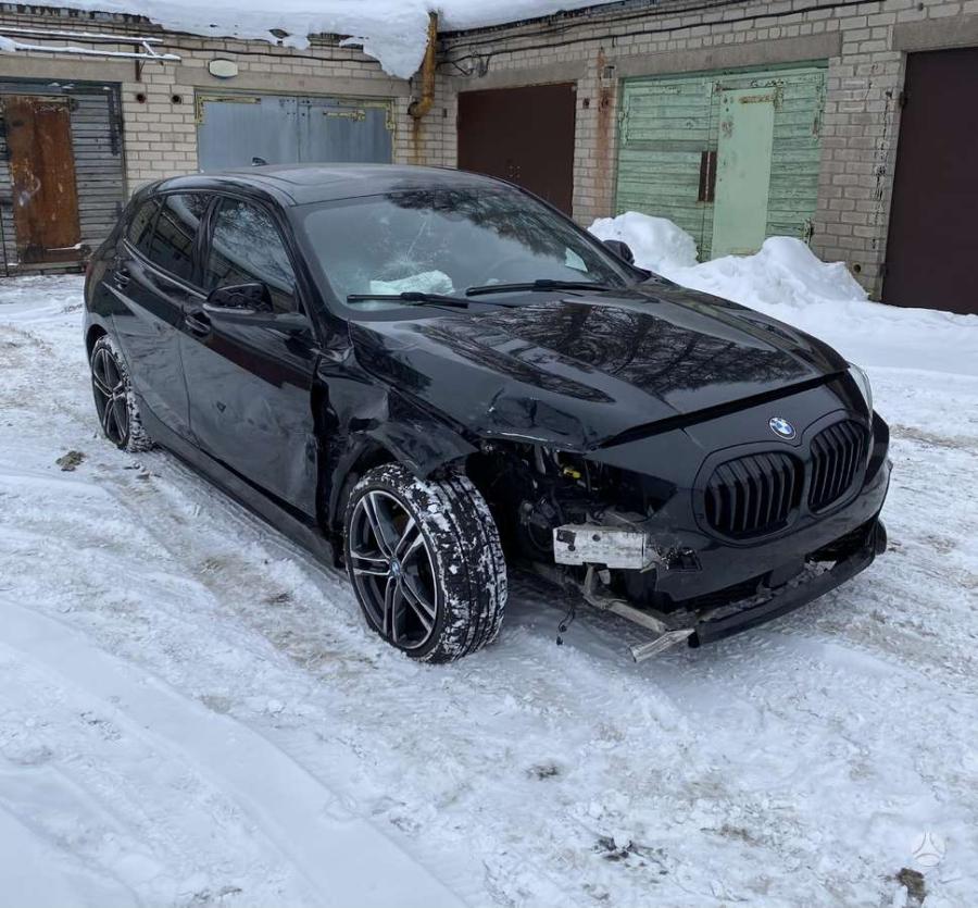 Black BMW 118 2020 in Plunge, with an engine capacity of 2.00 L and mileage of 158 thousand km for 9950 €, photo 2 on AUTOMOTO.COM.LV