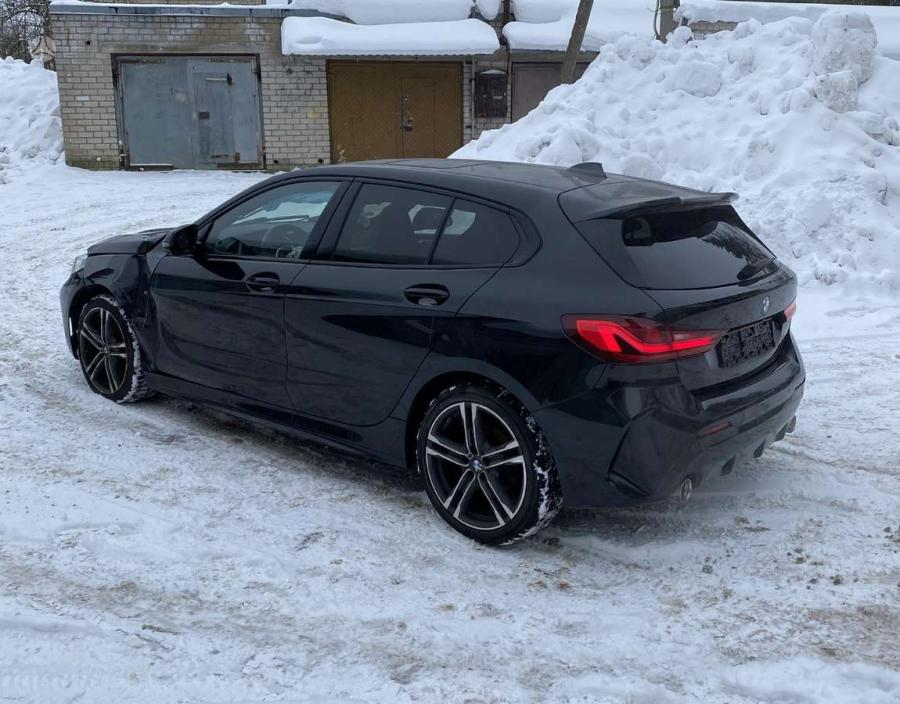 Black BMW 118 2020 in Plunge, with an engine capacity of 2.00 L and mileage of 158 thousand km for 9950 €, photo 7 on AUTOMOTO.COM.LV