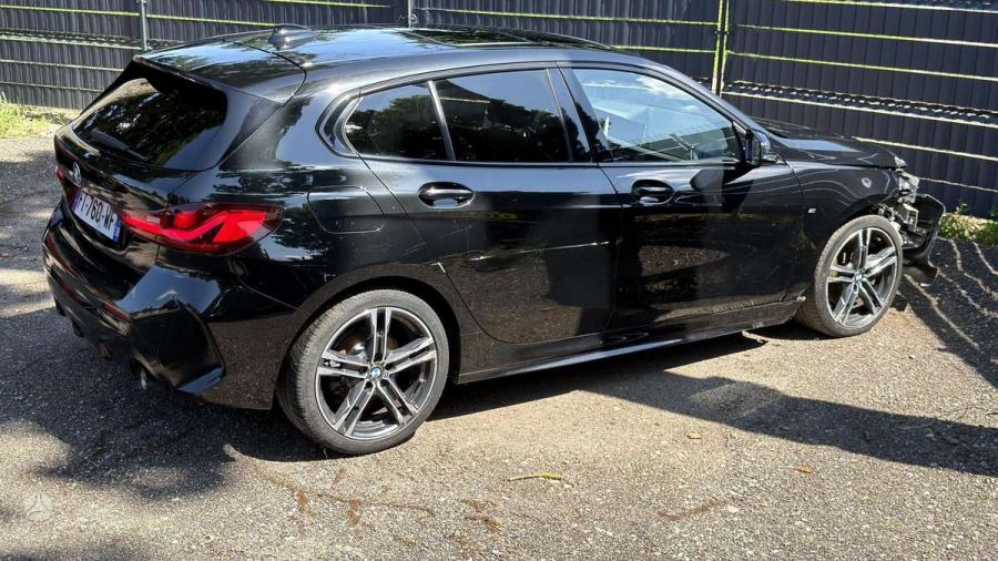 Melns BMW 118 2020 Jonava, ar dzinēja tilpumu 2.00 L un nobraukumu 92 tūkst. km par 12900 €, foto 13 vietnē AUTOMOTO.COM.LV