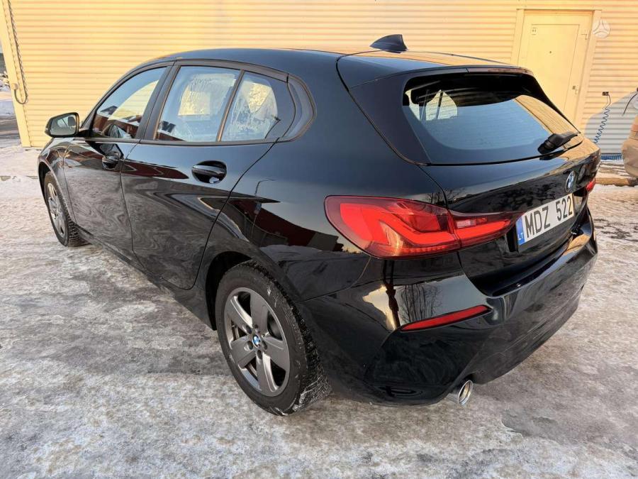 Black BMW 118 2022 in Vilnius, with an engine capacity of 1.50 L and mileage of 195 thousand km for 12950 €, photo 4 on AUTOMOTO.COM.LV