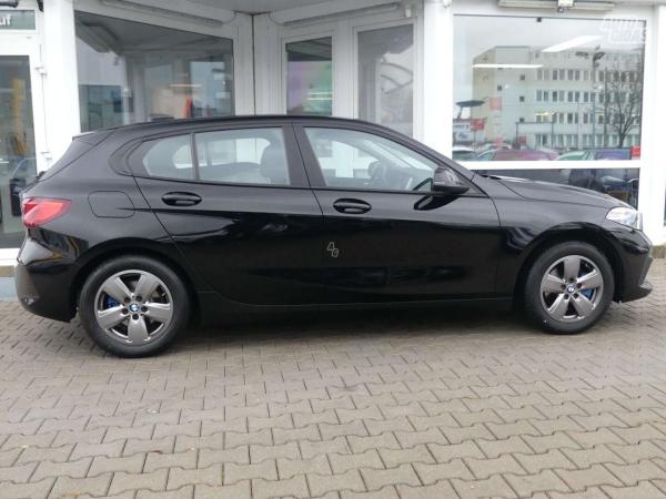 Black BMW 118 2022 in Kaunas, with an engine capacity of 1.50 L and mileage of 41 thousand km for 23317 €, photo 4 on AUTOMOTO.COM.LV