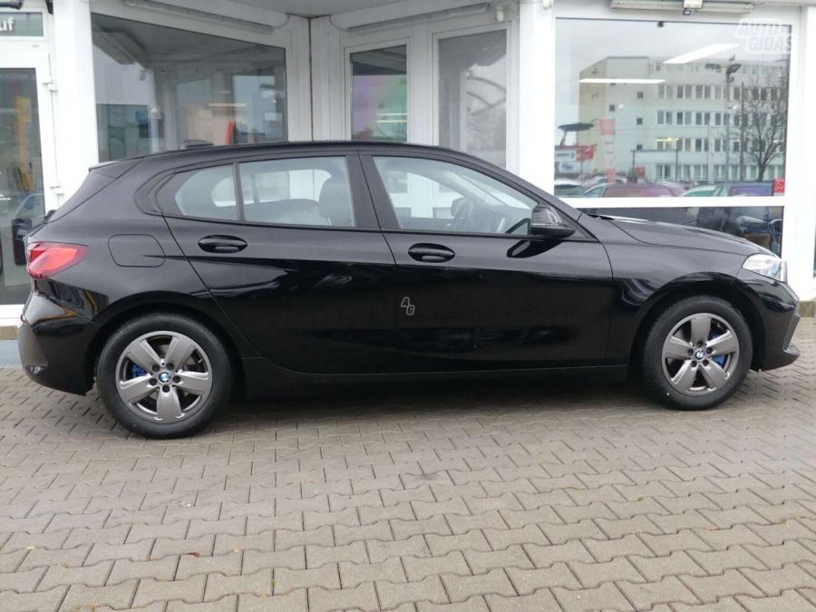 Black BMW 118 2022 in Kaunas, with an engine capacity of 1.50 L and mileage of 41 thousand km for 23317 €, photo 4 on AUTOMOTO.COM.LV