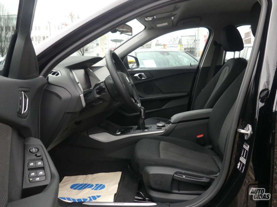 Black BMW 118 2022 in Kaunas, with an engine capacity of 1.50 L and mileage of 41 thousand km for 23317 €, photo 10 on AUTOMOTO.COM.LV