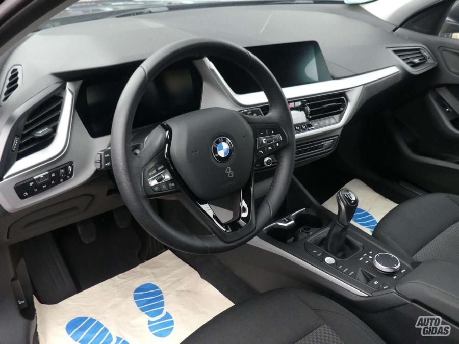 Black BMW 118 2022 in Kaunas, with an engine capacity of 1.50 L and mileage of 41 thousand km for 23317 €, photo 12 on AUTOMOTO.COM.LV