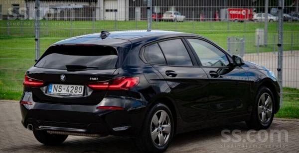 Black BMW 118 2021 in Riga, with an engine capacity of 1.50 L and mileage of 119 thousand km for 16500 €, photo 5 on AUTOMOTO.COM.LV