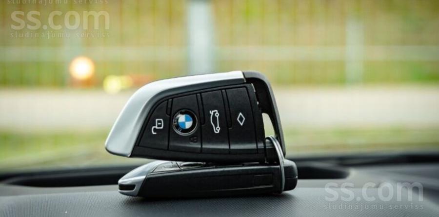 Black BMW 118 2021 in Riga, with an engine capacity of 1.50 L and mileage of 119 thousand km for 16500 €, photo 33 on AUTOMOTO.COM.LV
