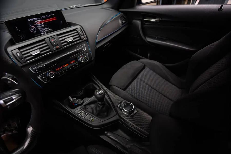 Blue BMW 118 2013 in Jelgava, with an engine capacity of 2.00 L and mileage of 272 thousand km for 8200 €, photo 18 on AUTOMOTO.COM.LV