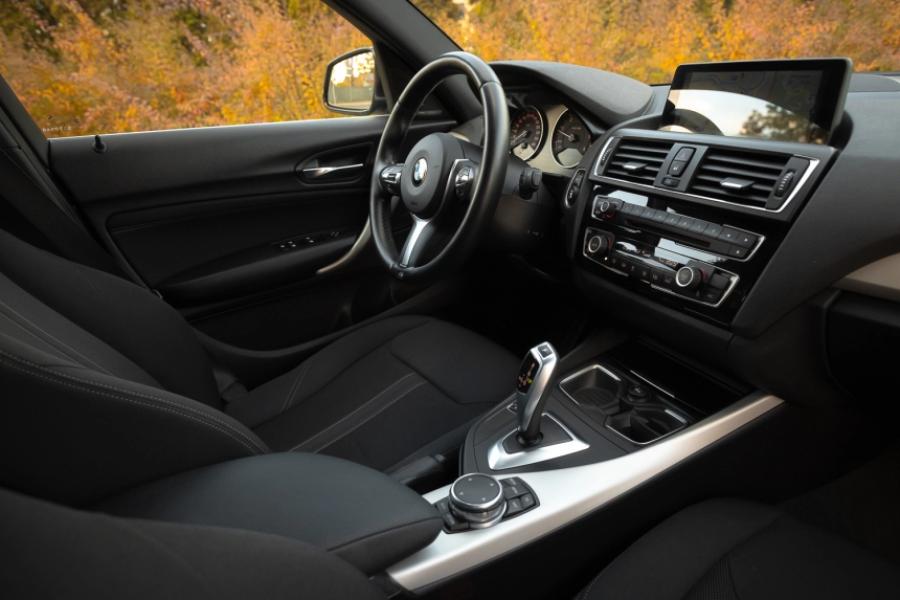 Blue BMW 118 2015 in Riga, with an engine capacity of 2.00 L and mileage of 211 thousand km for 11490 €, photo 18 on AUTOMOTO.COM.LV