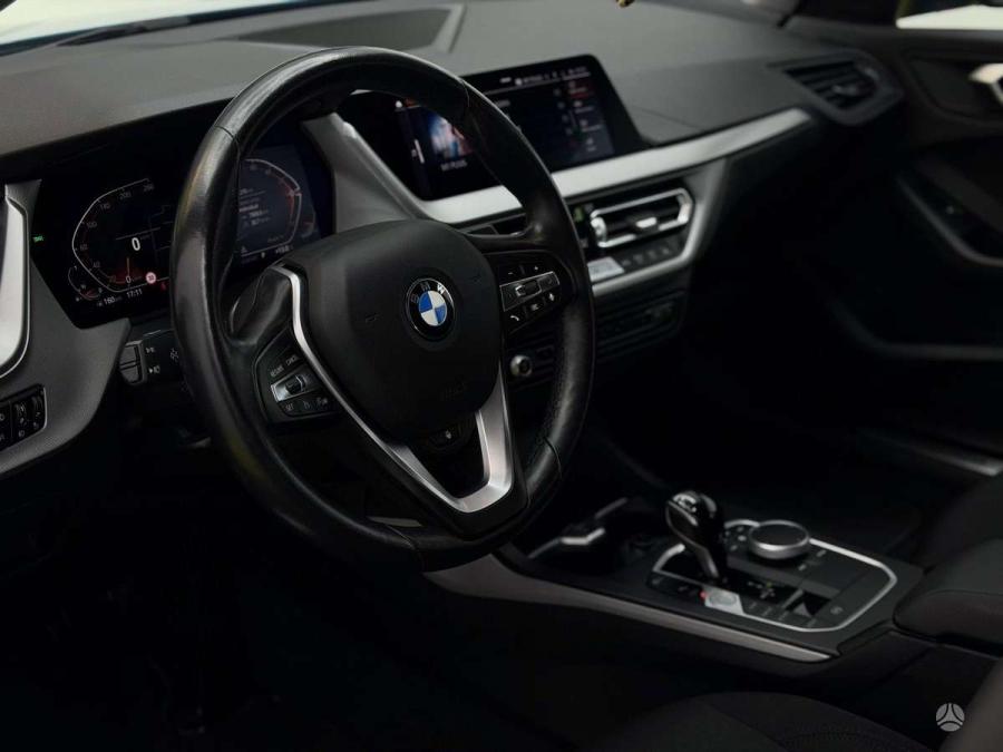 Blue BMW 118 2022 in Vilnius, with an engine capacity of 1.50 L and mileage of 67 thousand km for 16790 €, photo 10 on AUTOMOTO.COM.LV