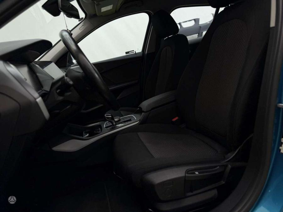 Blue BMW 118 2022 in Vilnius, with an engine capacity of 1.50 L and mileage of 67 thousand km for 16790 €, photo 11 on AUTOMOTO.COM.LV