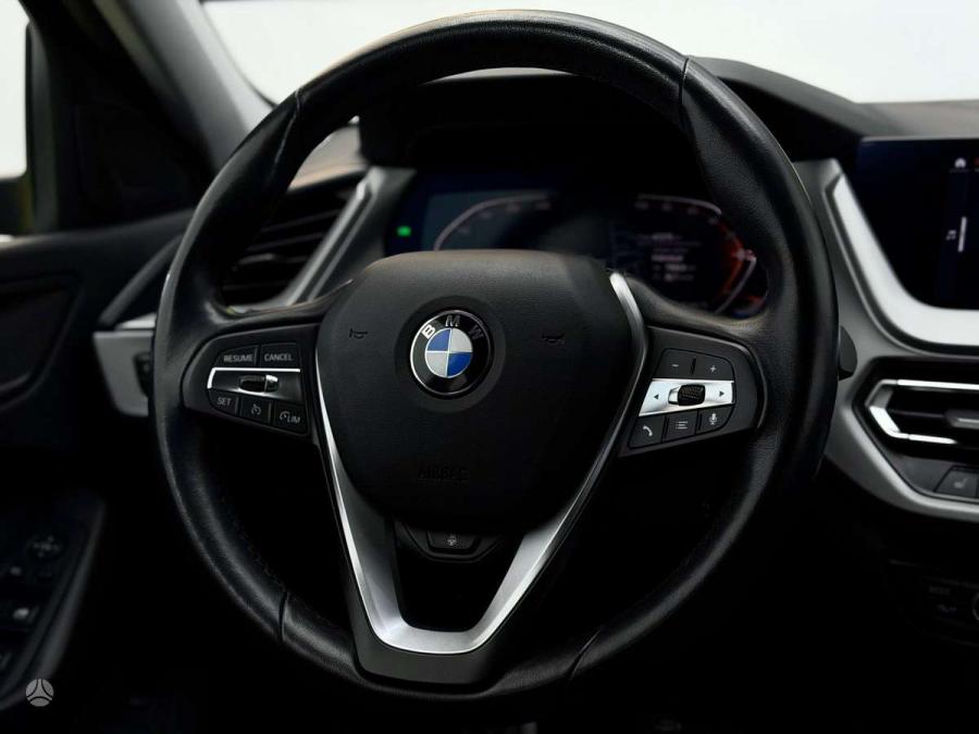 Blue BMW 118 2022 in Vilnius, with an engine capacity of 1.50 L and mileage of 67 thousand km for 16790 €, photo 18 on AUTOMOTO.COM.LV