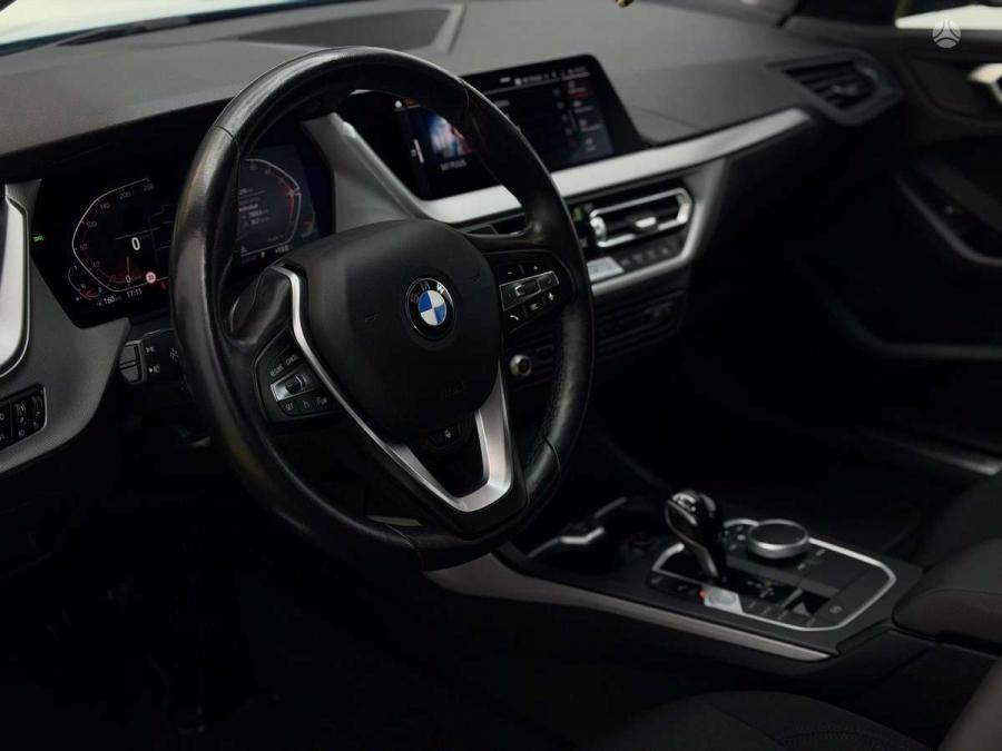 Blue BMW 118 2022 in Vilnius, with an engine capacity of 1.50 L and mileage of 67 thousand km for 16790 €, photo 10 on AUTOMOTO.COM.LV