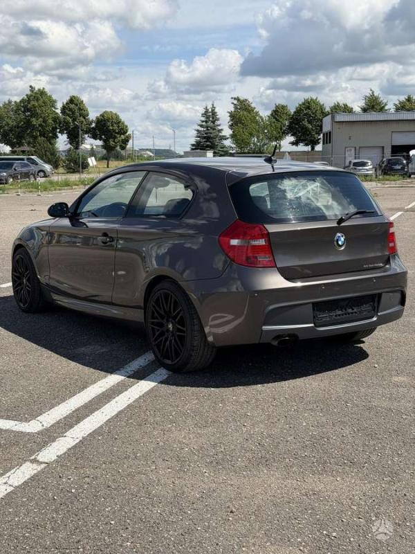 Brūns BMW 118 2007 Kėdainiai, ar dzinēja tilpumu 2.00 L un nobraukumu 264 tūkst. km par 3400 €, foto 3 vietnē AUTOMOTO.COM.LV