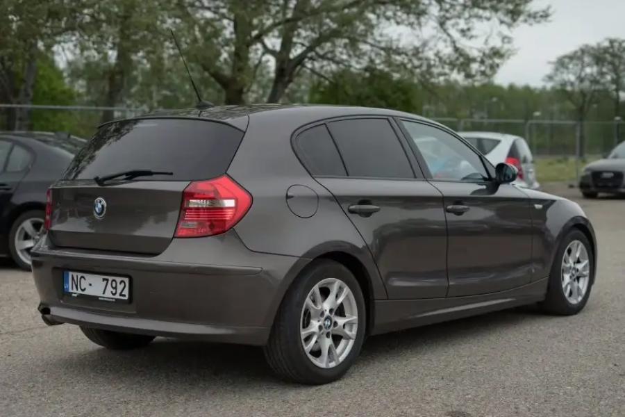 Brown BMW 118 2008 in Liepaja, with an engine capacity of 2.00 L and mileage of 220 thousand km for 5500 €, photo 4 on AUTOMOTO.COM.LV