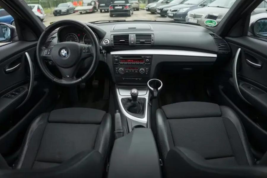 Brown BMW 118 2008 in Liepaja, with an engine capacity of 2.00 L and mileage of 220 thousand km for 5500 €, photo 7 on AUTOMOTO.COM.LV