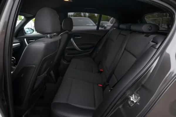 Brown BMW 118 2008 in Liepaja, with an engine capacity of 2.00 L and mileage of 220 thousand km for 5500 €, photo 8 on AUTOMOTO.COM.LV